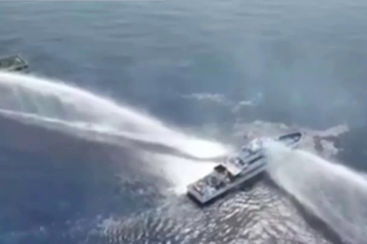 Mga barko ng PCG, BFAR binugahan ng water cannon ng China | ABS-CBN News Mga barko ng PCG, BFAR binugahan ng water cannon ng China | ABS-CBN News