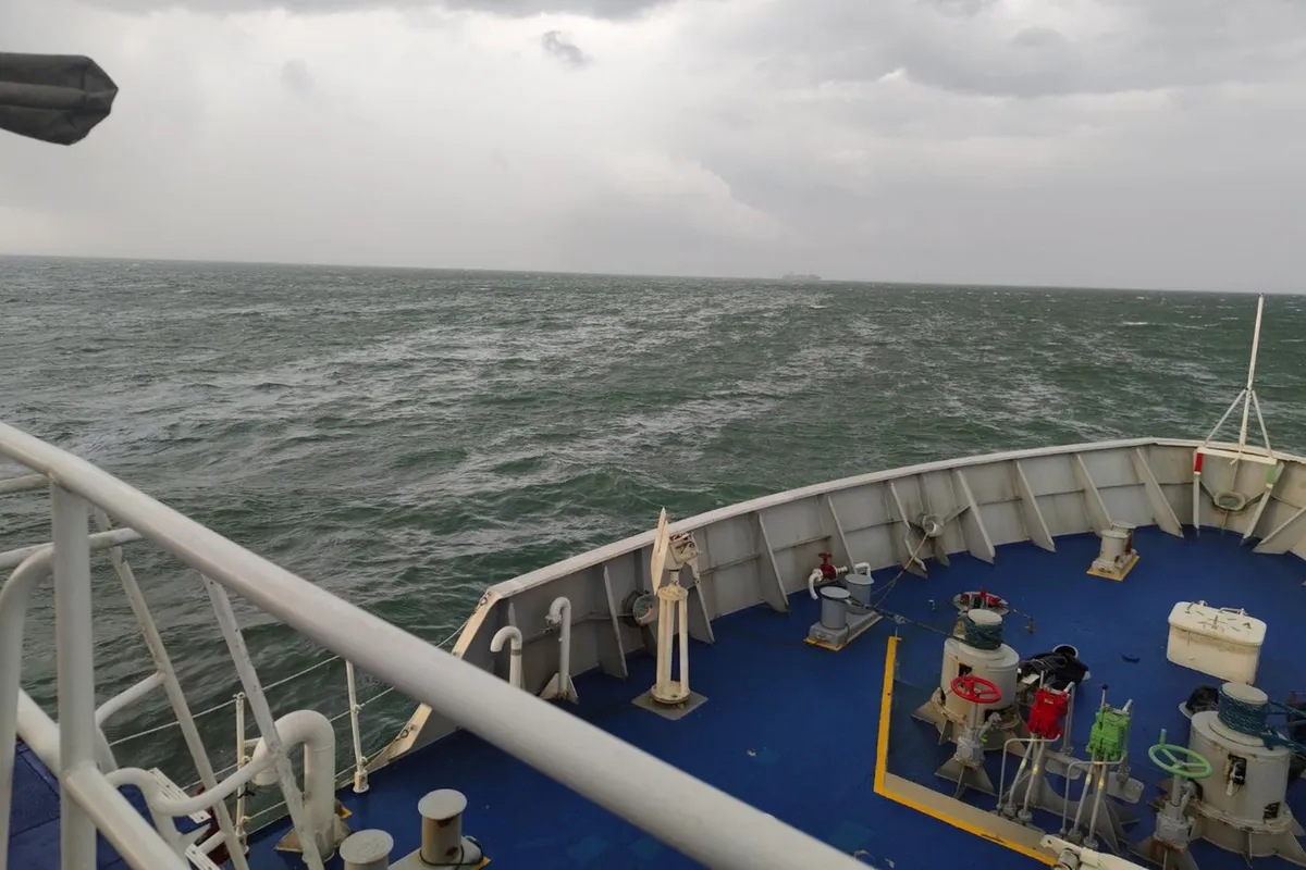 Philippine coast guard says oil leaking from sunken tanker | ABS-CBN News