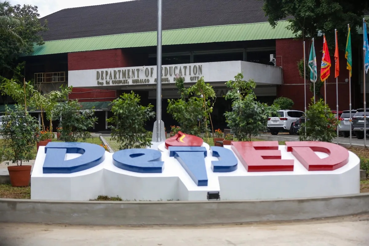 Ex-DepEd official claims receiving monthly 'envelopes' from Duterte ... Ex-DepEd official claims receiving monthly 'envelopes' from Duterte ...