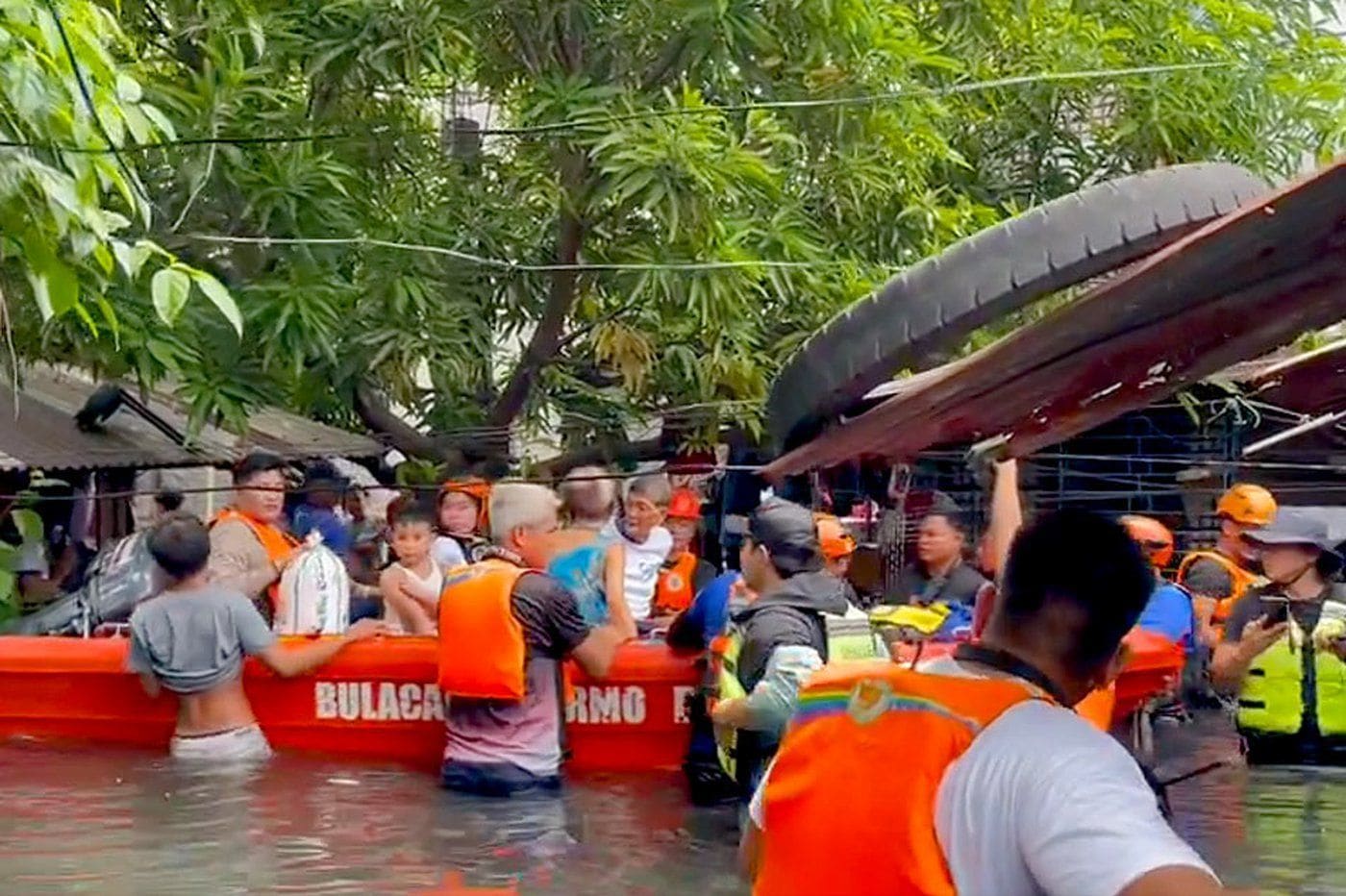 Bulacan rescue ops continue amidst chest-deep floods | ABS-CBN News