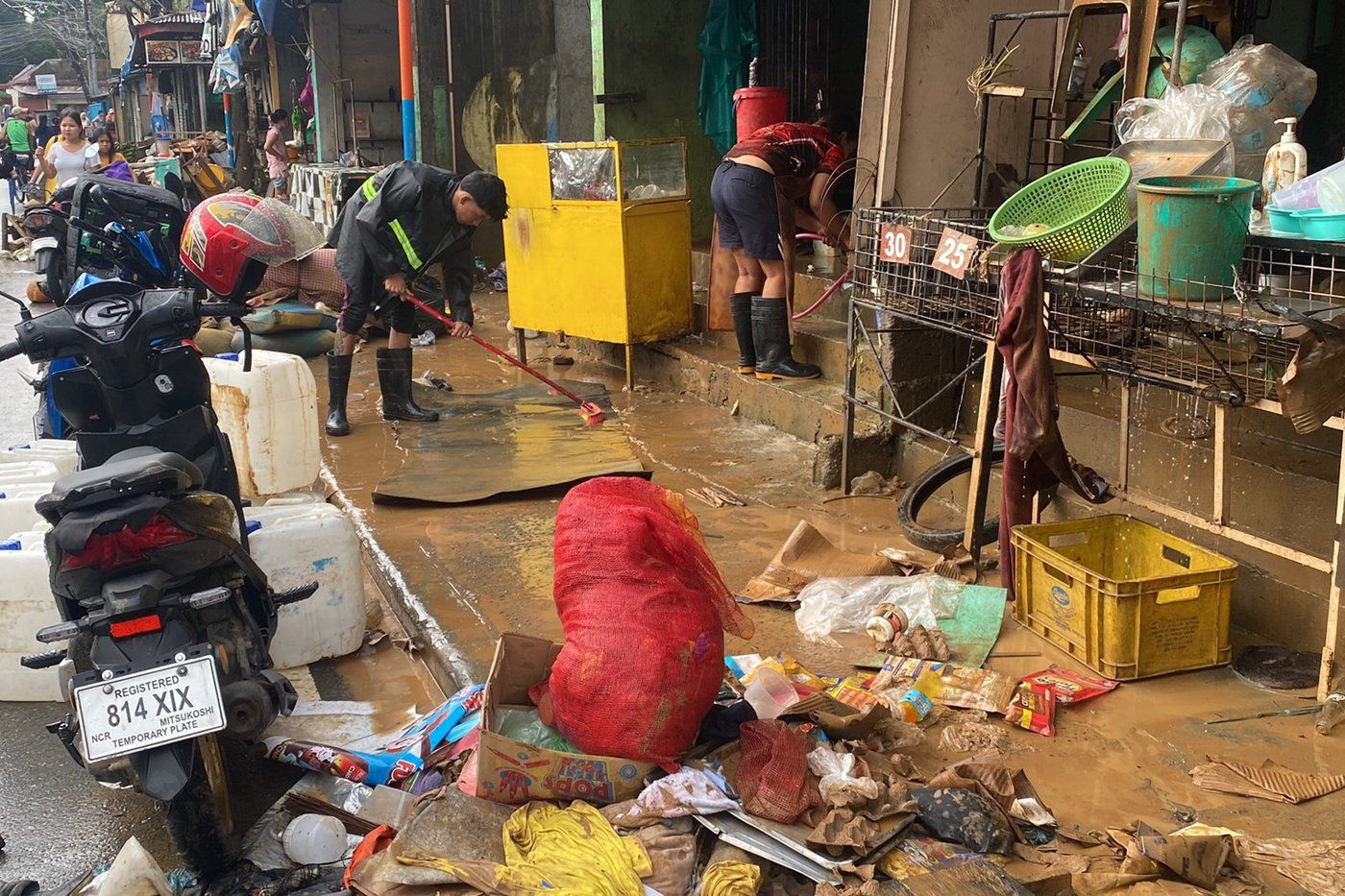 Basura at putik iniwan ng matinding pagbaha sa Marikina | ABS-CBN News