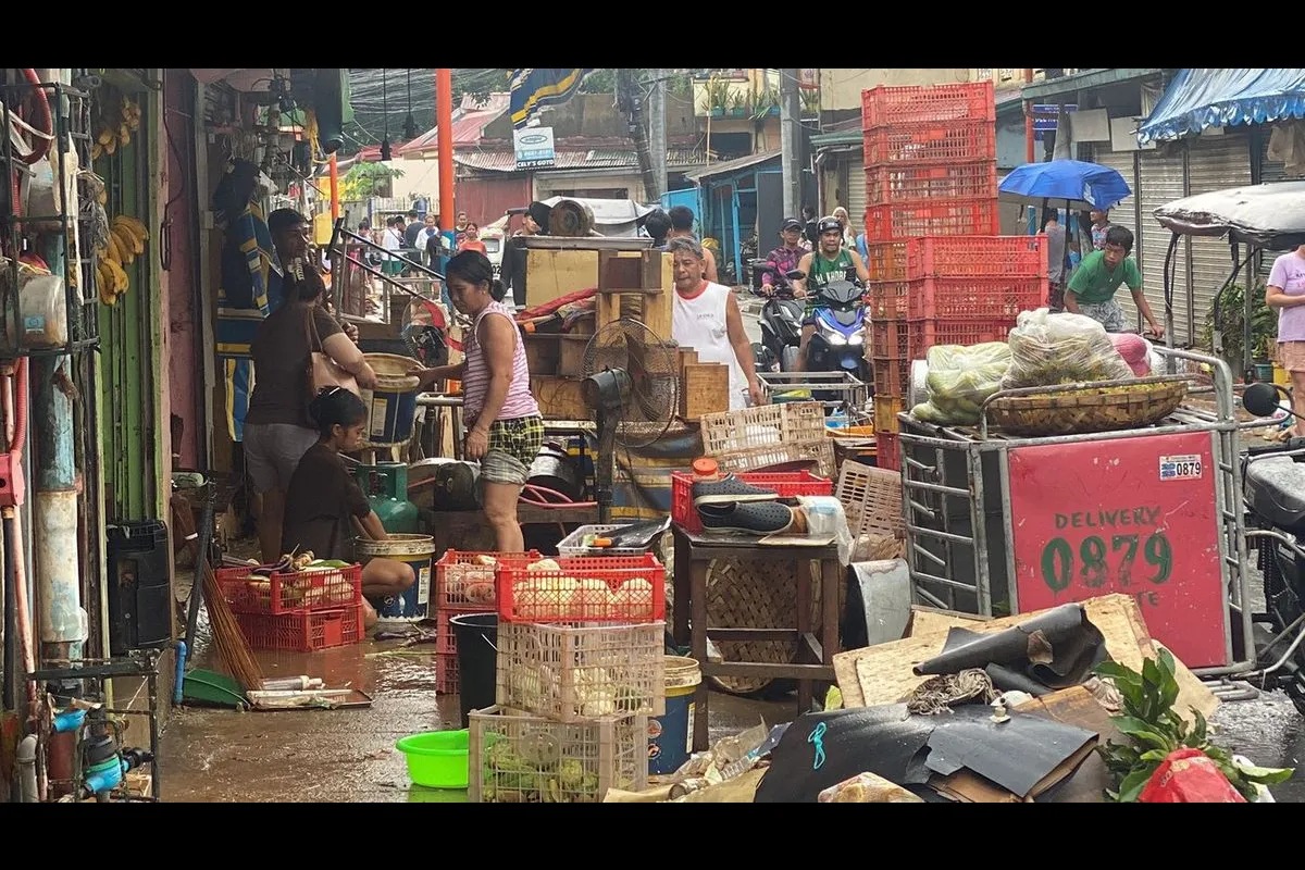 'Carina' dumps tons of garbage, mud in Marikina | ABS-CBN News