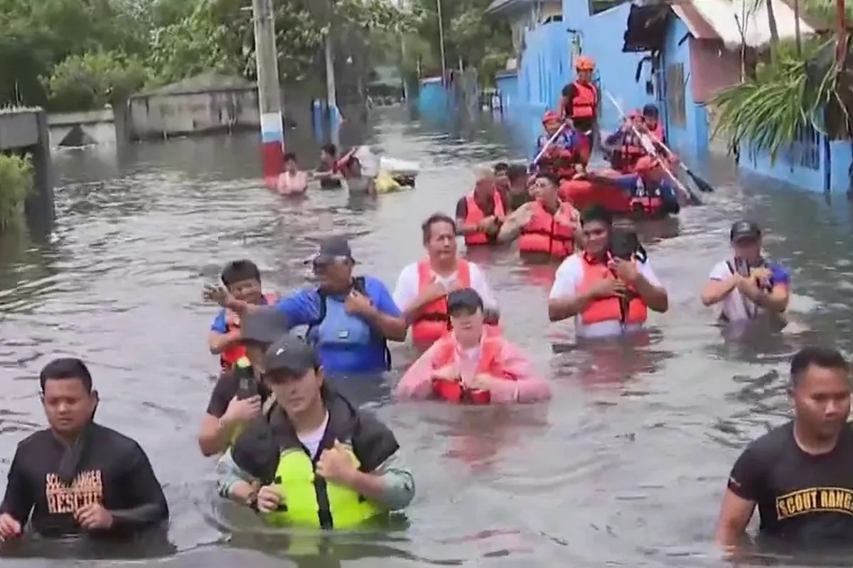 Pagsagip sa mga senior citizen at sanggol sa Bulacan, pahirapan dahil ...