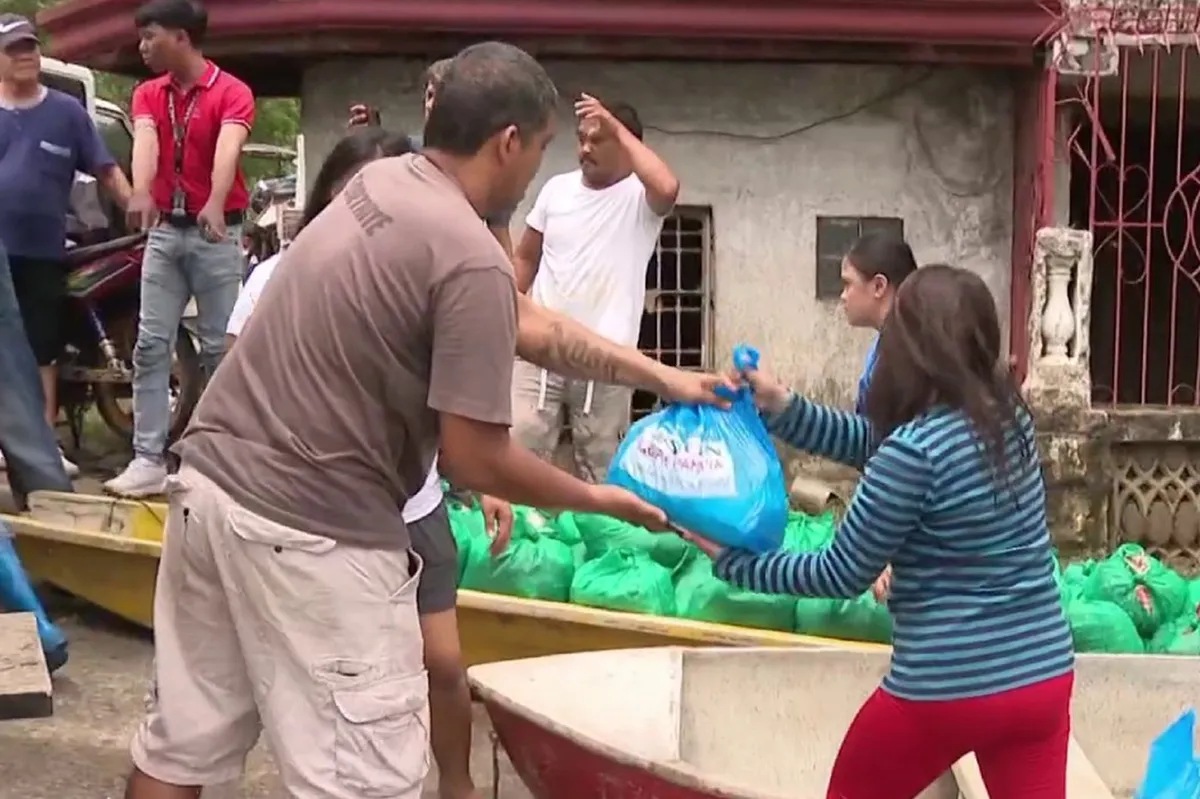 Mga binaha sa ilang bayan ng Bicol hinatiran ng tulong | ABS-CBN News