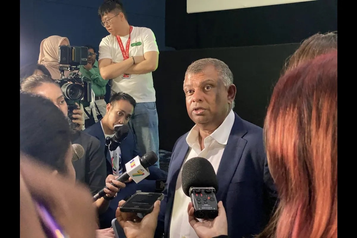 'ASEAN is booming' AirAsia boss says as he stays for another 5 years ...