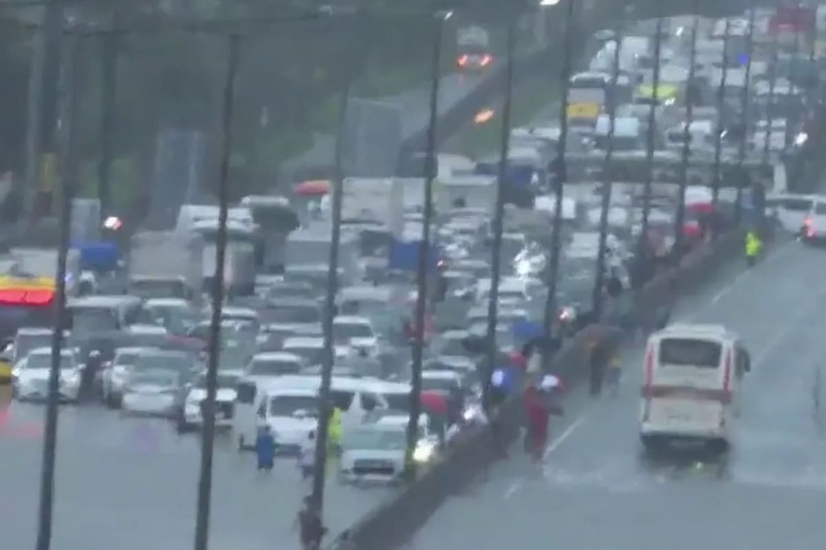 Ilang lugar sa Bulacan lubog sa baha; mga motorista na-stranded sa NLEX ... Ilang lugar sa Bulacan lubog sa baha; mga motorista na-stranded sa NLEX ...