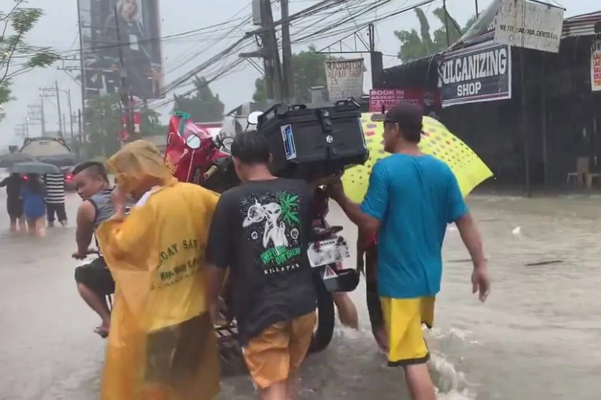 Commuters brave floods along major road in Cainta, Rizal | ABS-CBN News