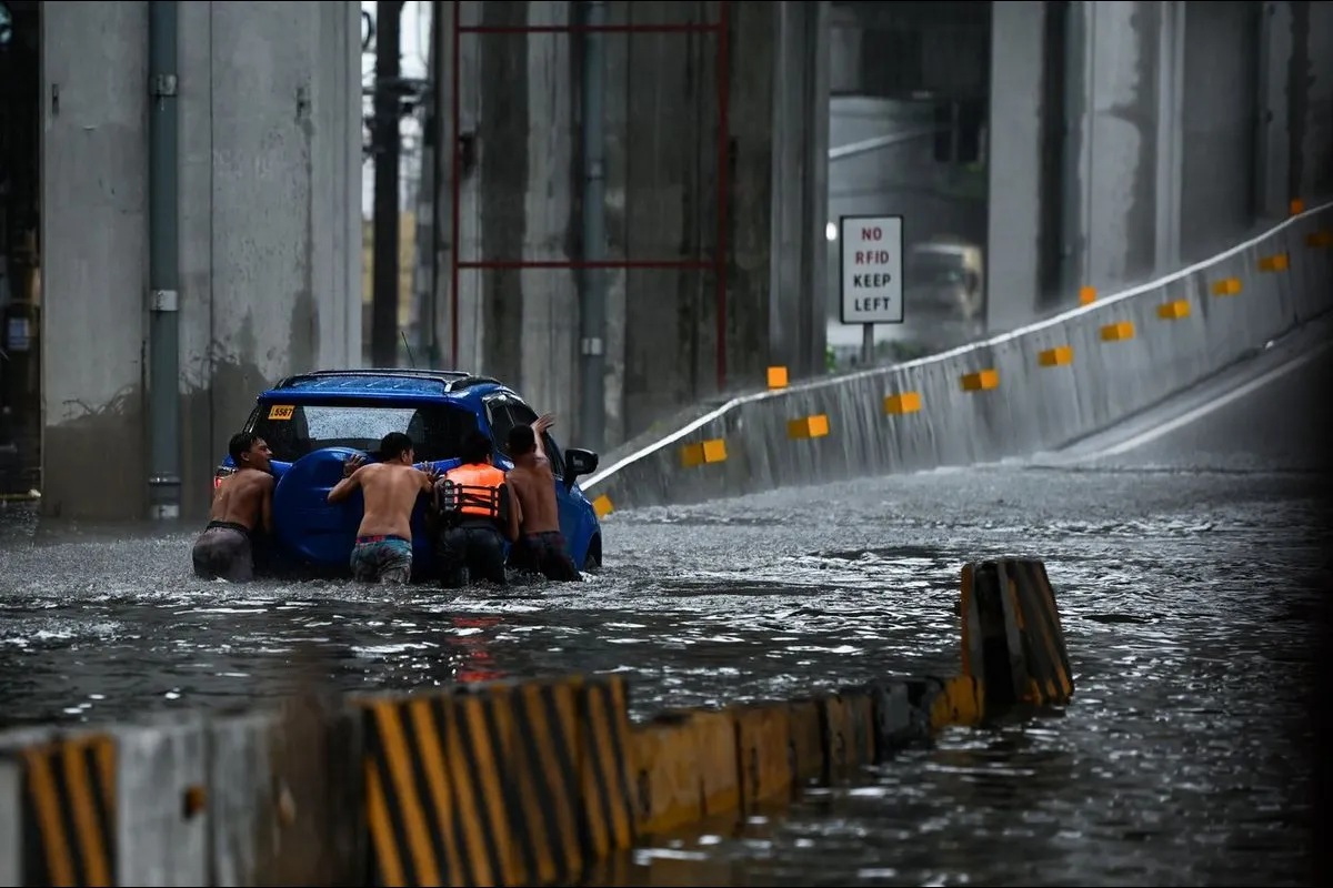 Red rainfall warning up in Metro Manila, parts of Luzon; serious flooding, landslides possible ...