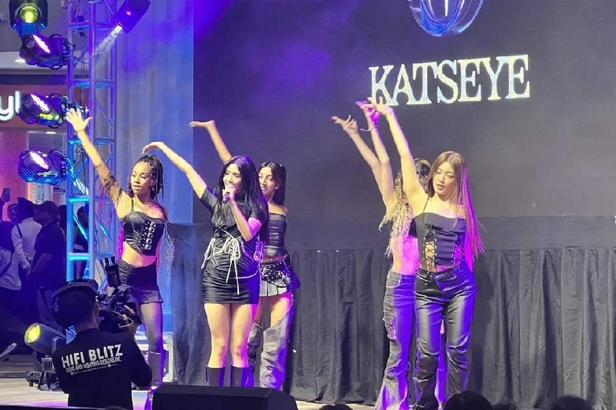 KATSEYE overwhelmed with jam-packed mall showcase | ABS-CBN Entertainment