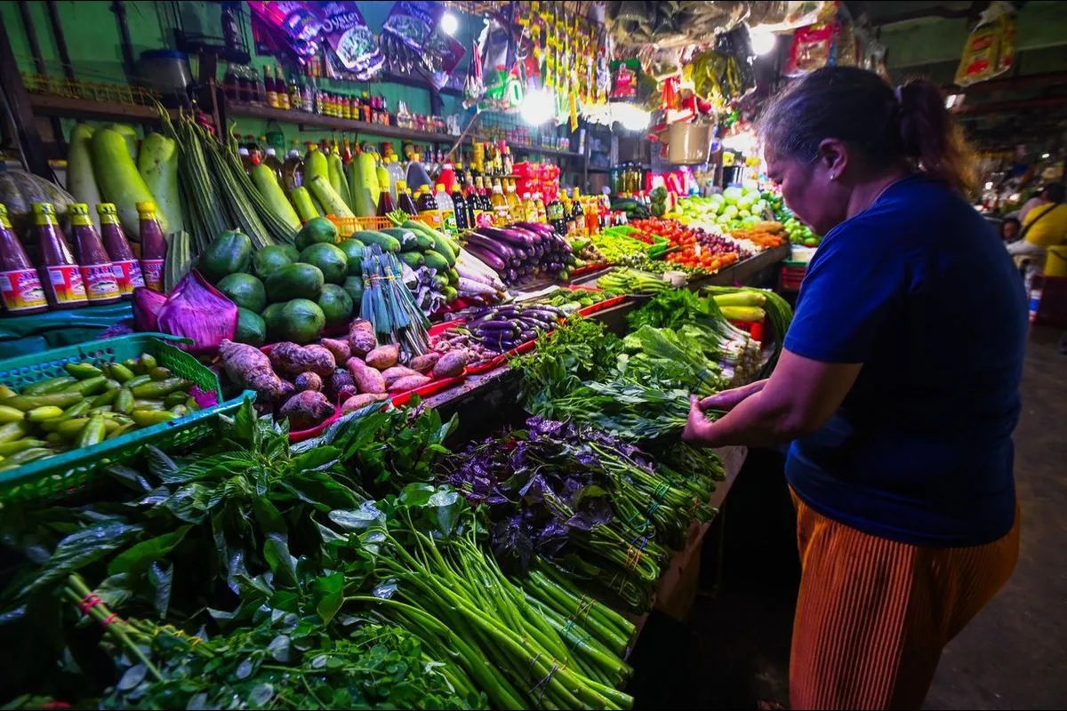 Ilang tindera sa Obrero Public Market sa Maynila, dumiskarte na para makabenta ng mabilis | ABS ...
