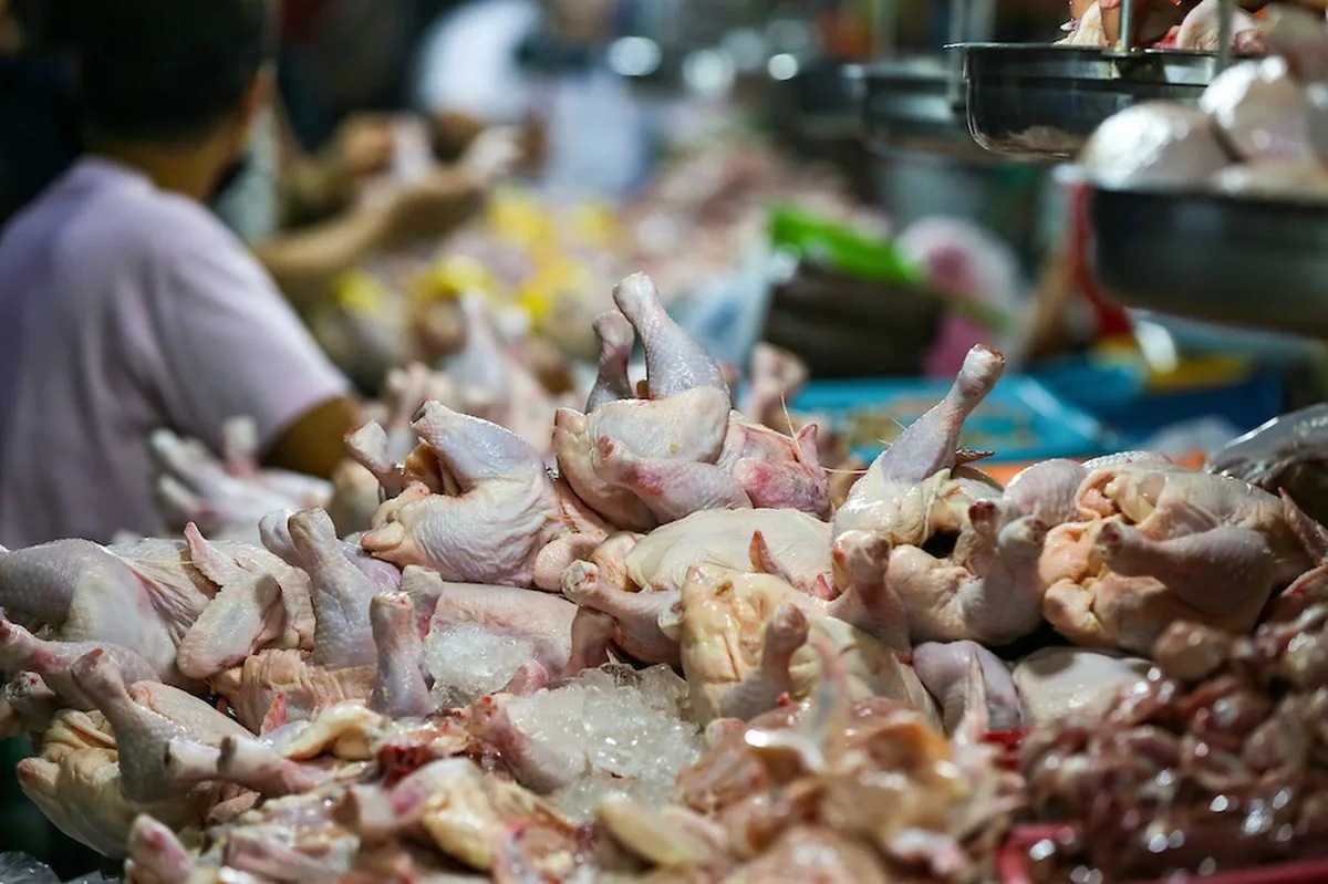 Presyo ng manok tumaas sa ilang palengke | ABS-CBN News