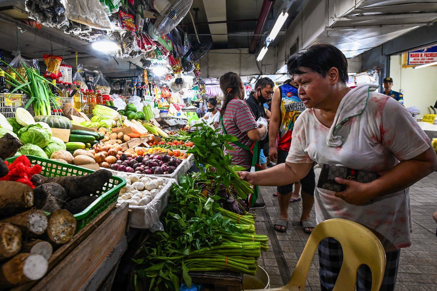 Mga konsyumer umaaray sa patuloy na pagtaas ng presyo ng gulay | ABS-CBN News