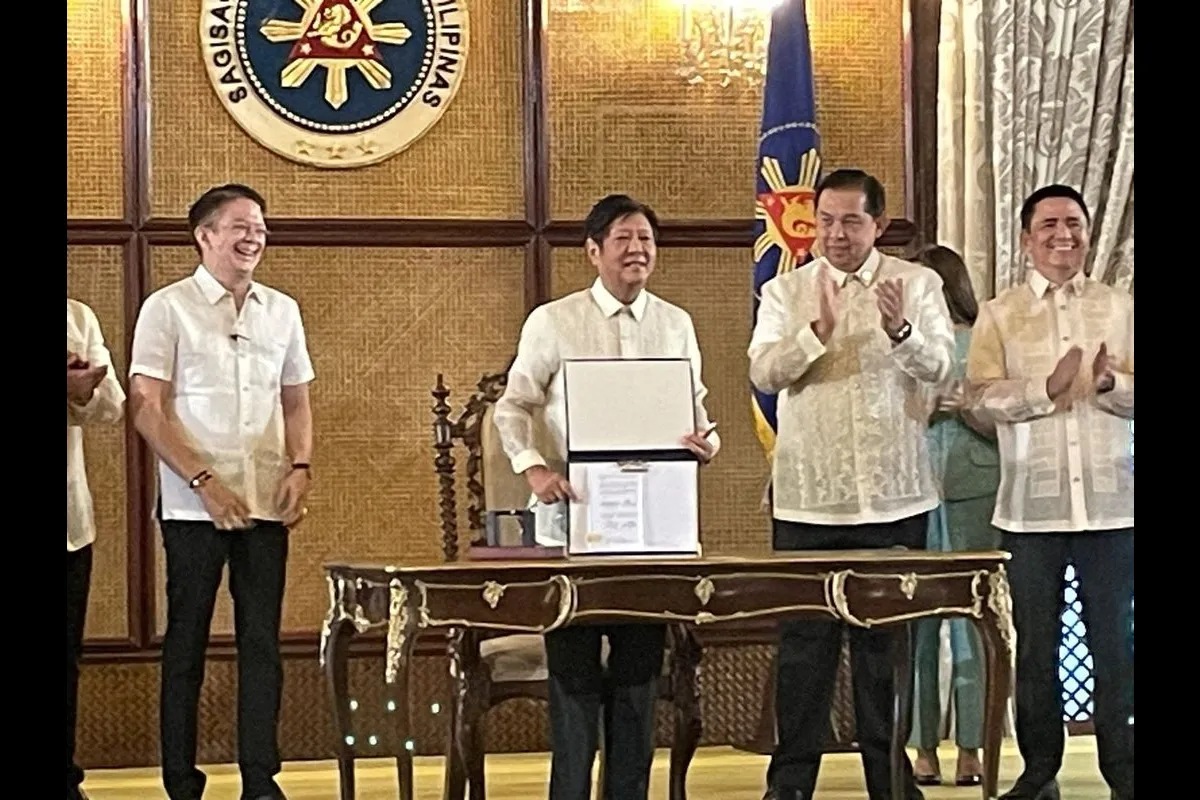 Marcos signs laws on new government procurement, anti-financial scamming | ABS-CBN News