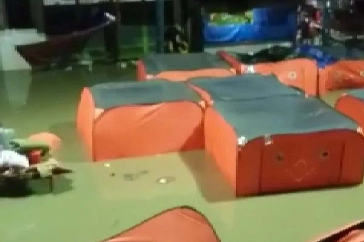 Evacuation center na tinutuluyan ng mga nasunugan, binaha sa Bacoor ...