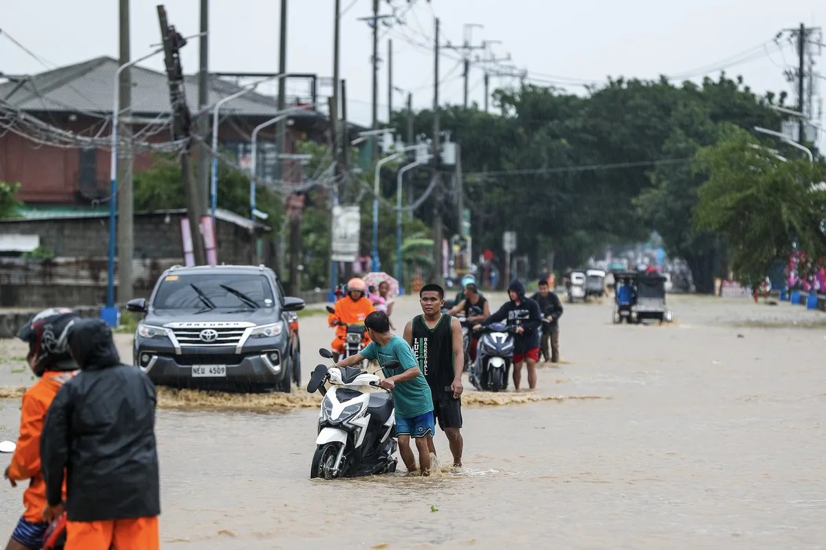 Ilang taga-San Mateo, Rizal nanatili sa kalsada imbes na lumikas sa evacuation center | ABS-CBN News