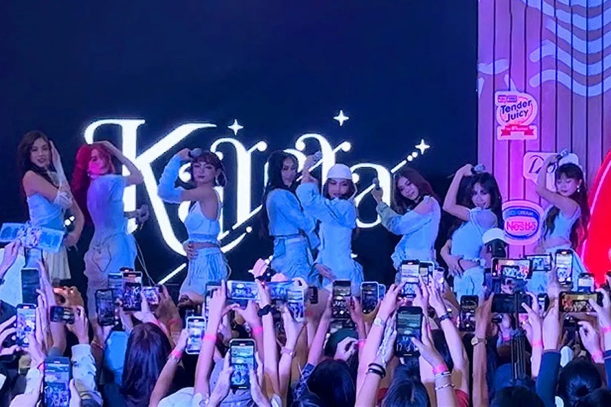 More than 6,000 'Blooms' pack mall to watch BINI performance | ABS-CBN ...