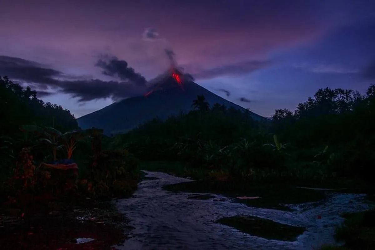 Mayon Volcano spews 200-meter-high ash, steam plume | ABS-CBN News