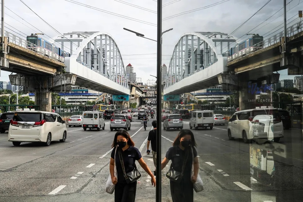 PHOTO: Traversing Guadalupe Bridge | ABS-CBN News