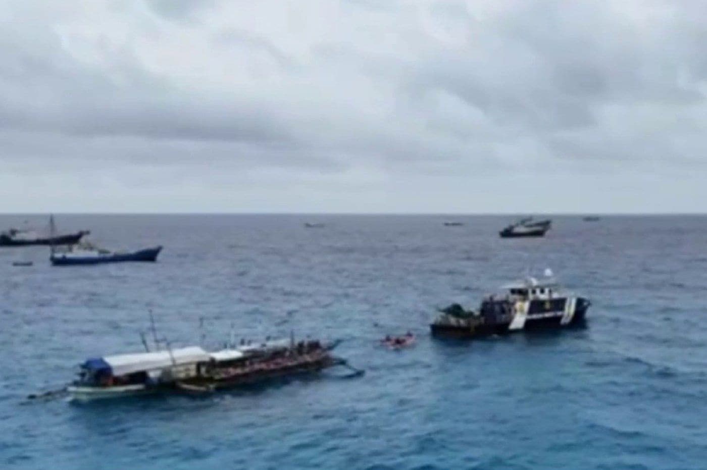 Barko ng BFAR na namamahagi ng ayuda sa mga mangingisda sa WPS, pinalibutan ng nasa 20 barko ng ...