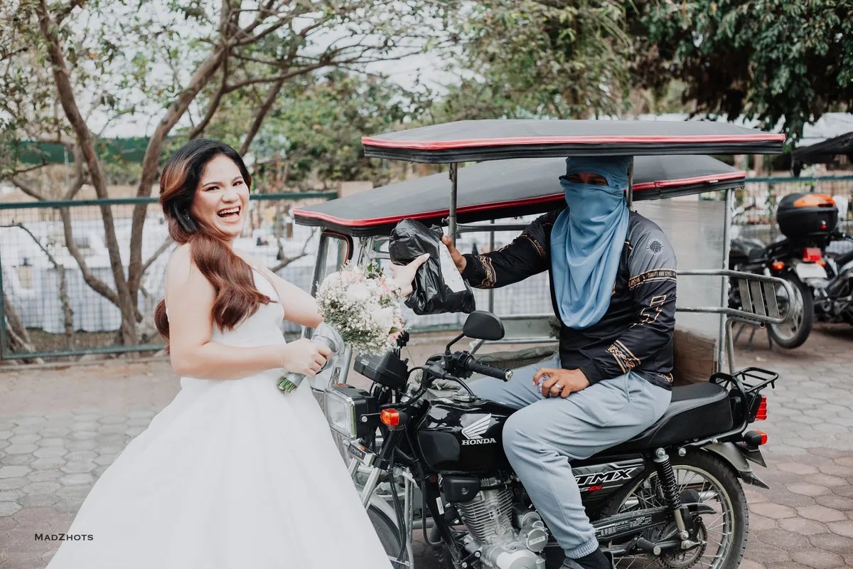 GOOD VIBES: Bride na kumuha ng parcel sa gitna ng wedding photoshoot ...