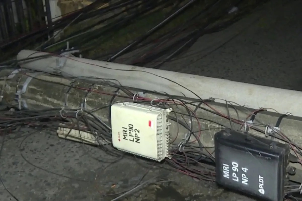 Ilang taga-Bulacan nawalan ng kuryente dahil sa mga posteng naatrasan ...