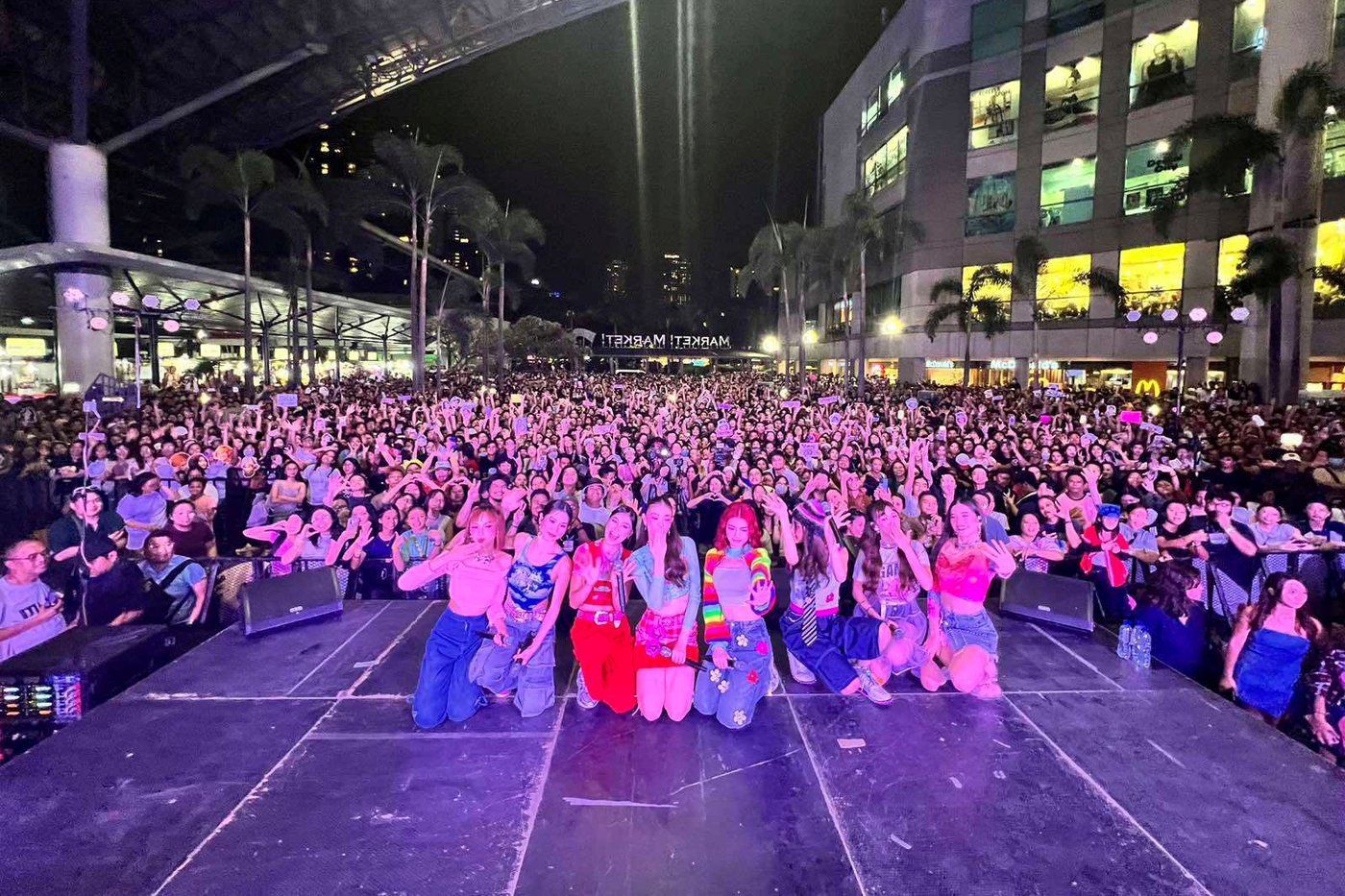 More than 8,000 fans gather for BINI's Talaarawan mall show | ABS-CBN ...