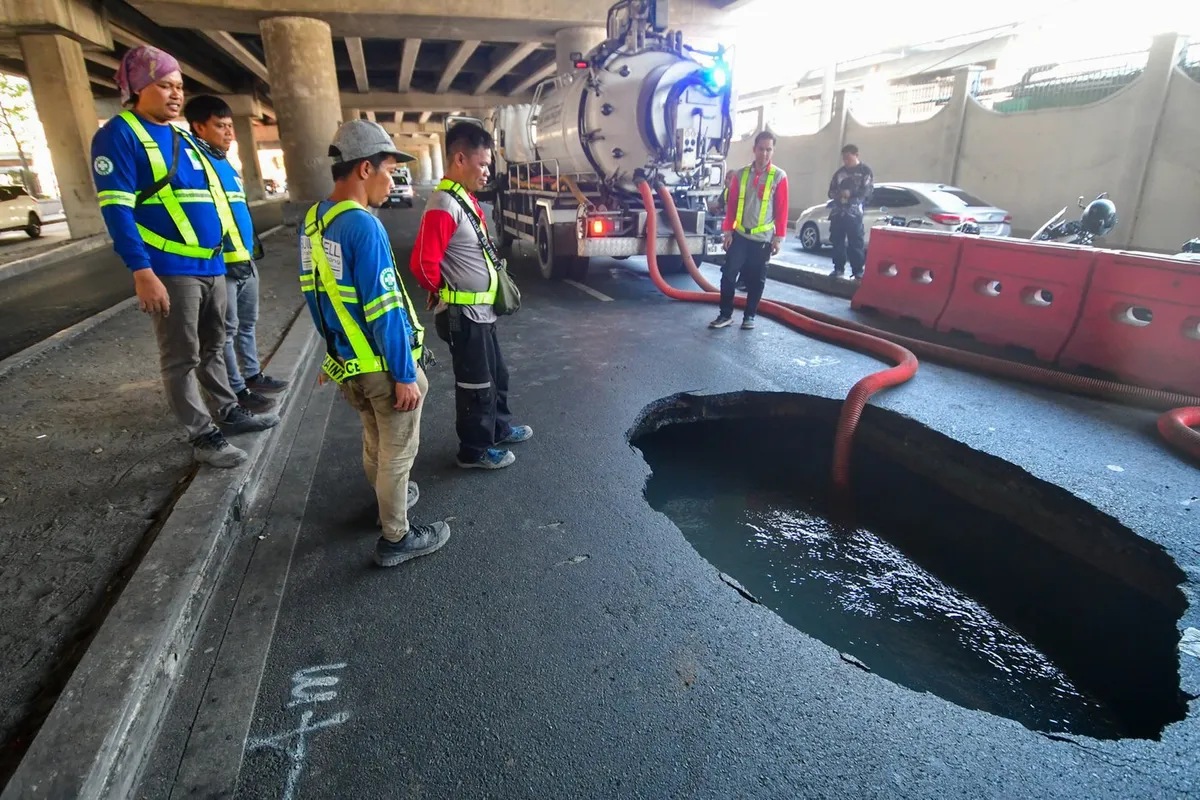 Sinkhole closes part of eastbound Sales Road in Pasay | ABS-CBN News