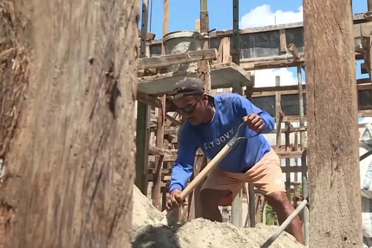 P35 dagdag-sahod sa NCR, umani ng tuwa, batikos | ABS-CBN News P35 dagdag-sahod sa NCR, umani ng tuwa, batikos | ABS-CBN News