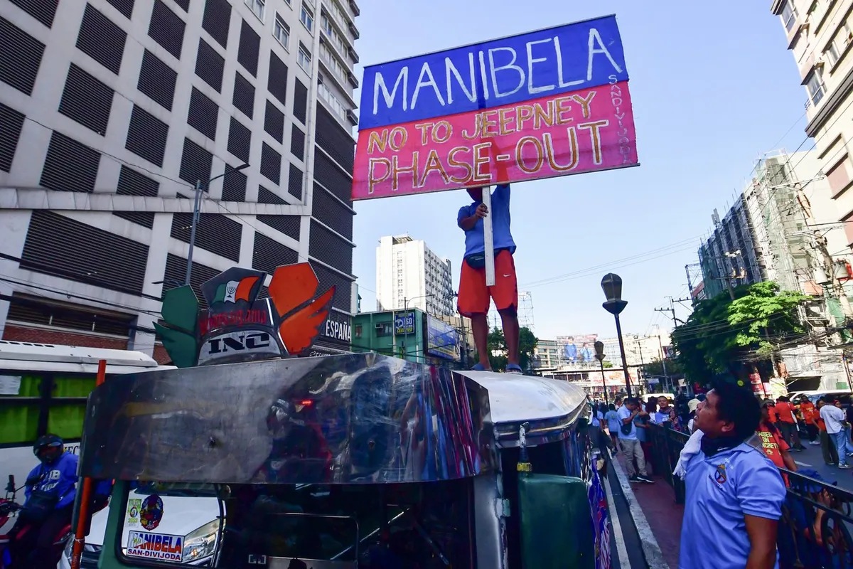 PH transport groups hold protest vs. PUV modernization, causing ...