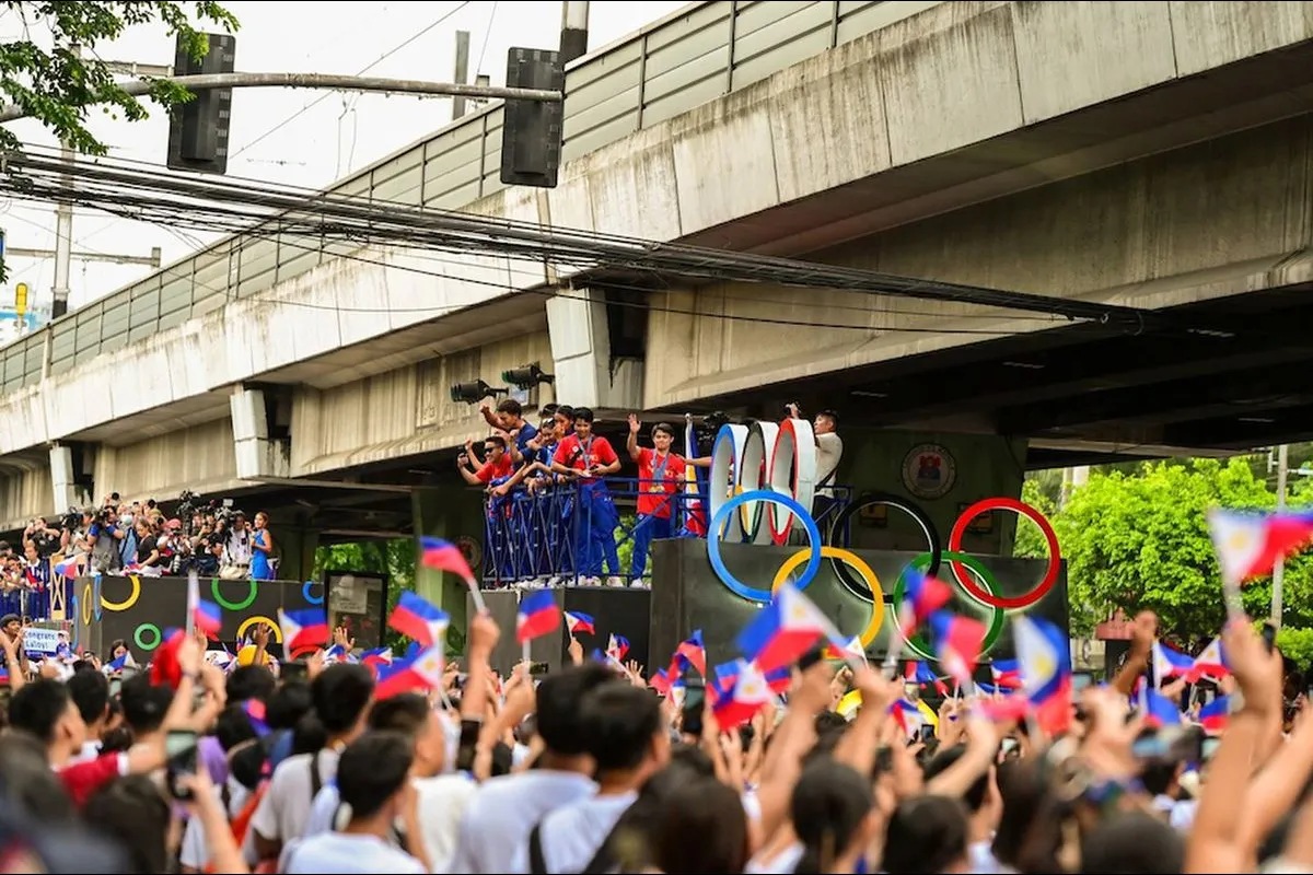 Mga tagasuporta dagsa sa parada ng mga atleta sa Paris Olympics | ABS ...