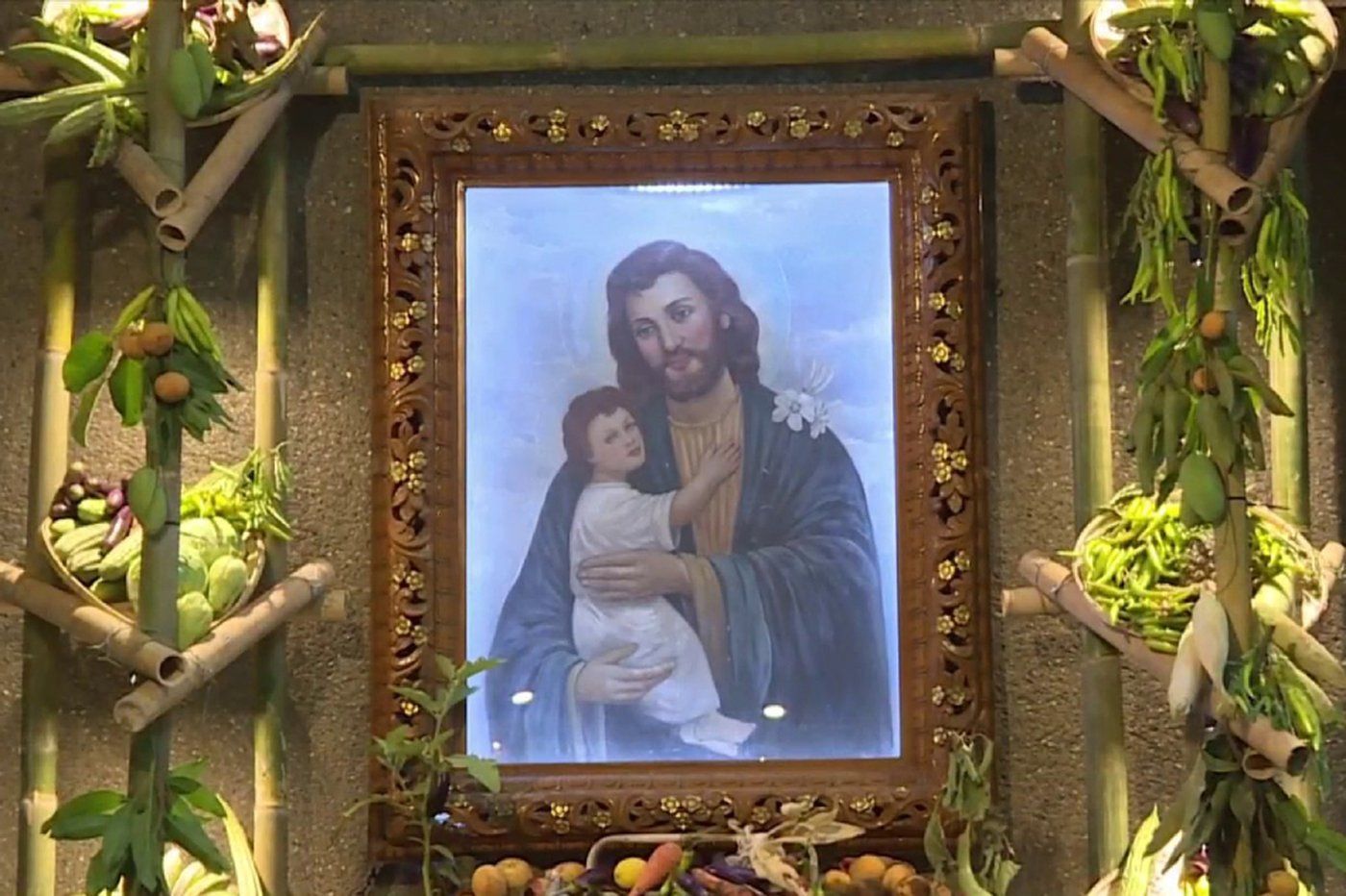 TINGNAN: Mga gulay, prutas dekorasyon sa altar ng simbahan sa QC | ABS ...