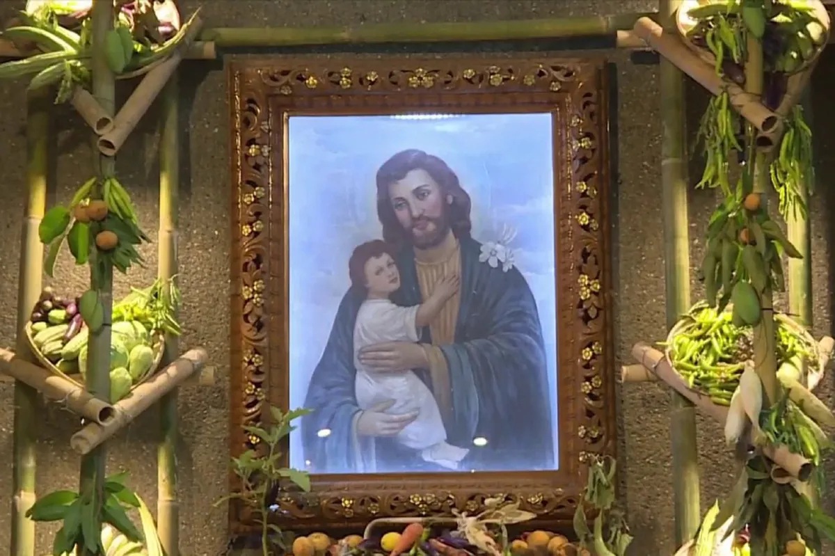 TINGNAN: Mga gulay, prutas dekorasyon sa altar ng simbahan sa QC | ABS ...