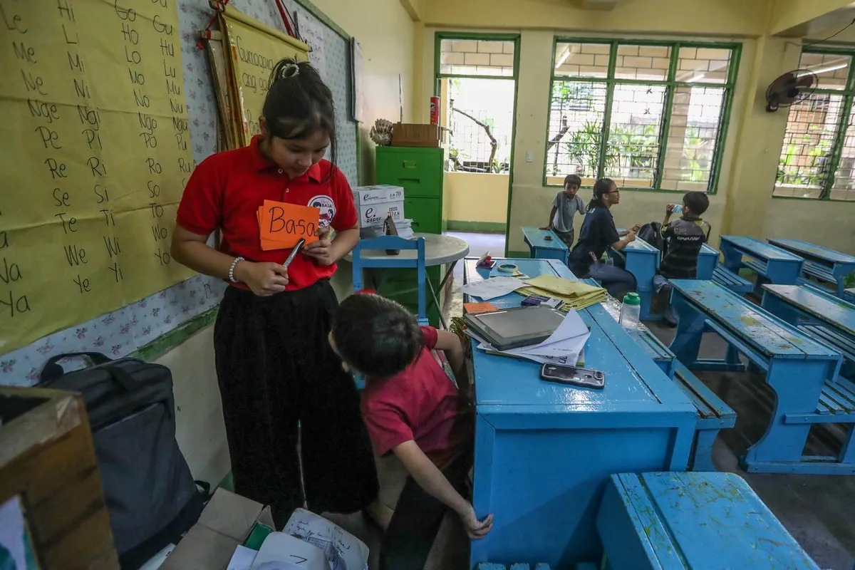 PHOTO: Read and learn! | ABS-CBN News