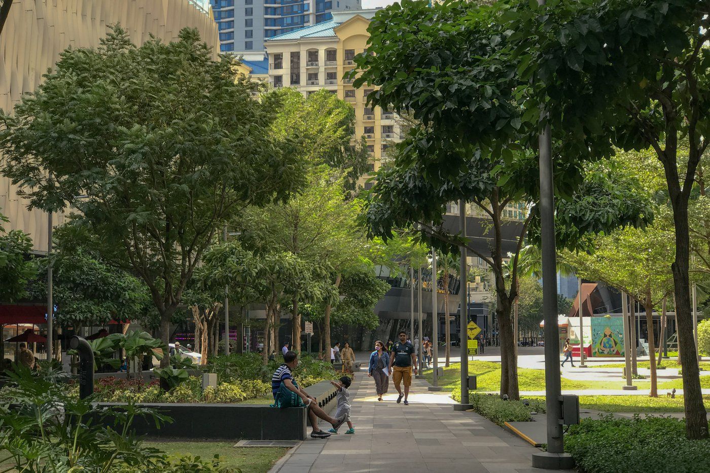 Korean football player encounters alleged pickpockets in BGC | ABS-CBN News