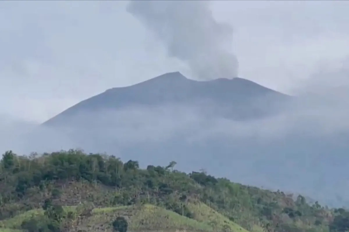 Ilang bayan sa Negros nakaranas ng ashfall, nakalanghap ng asupre | ABS ...