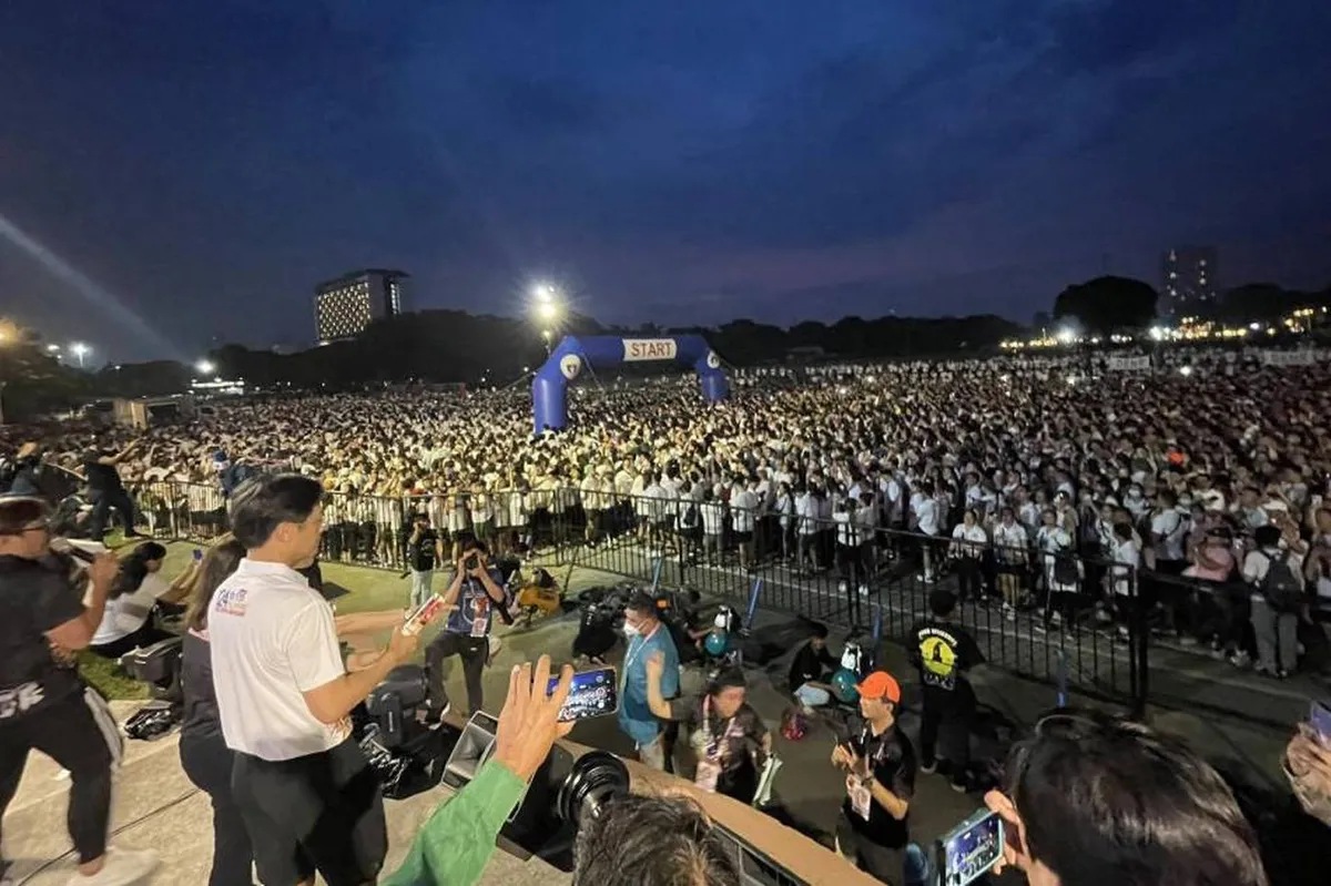 Around 20,000 join CSC fun run in Manila | ABS-CBN News