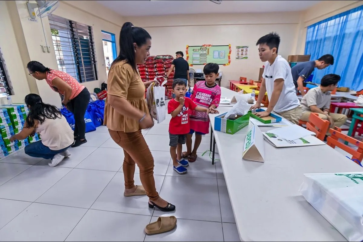 PHOTO: DepEd hands out free shoes to Marikina teachers | ABS-CBN News