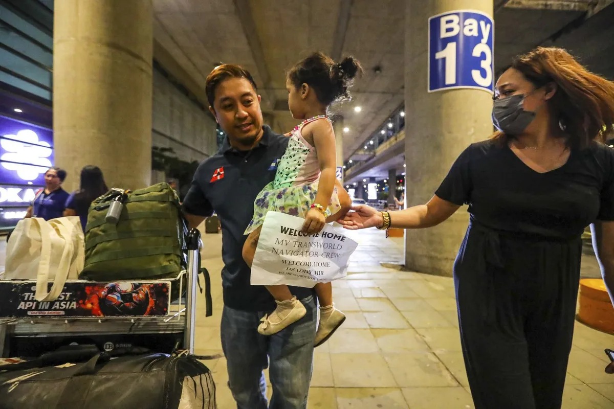 PHOTO: Repatriation continues for Filipino crew attacked by Houthi ...