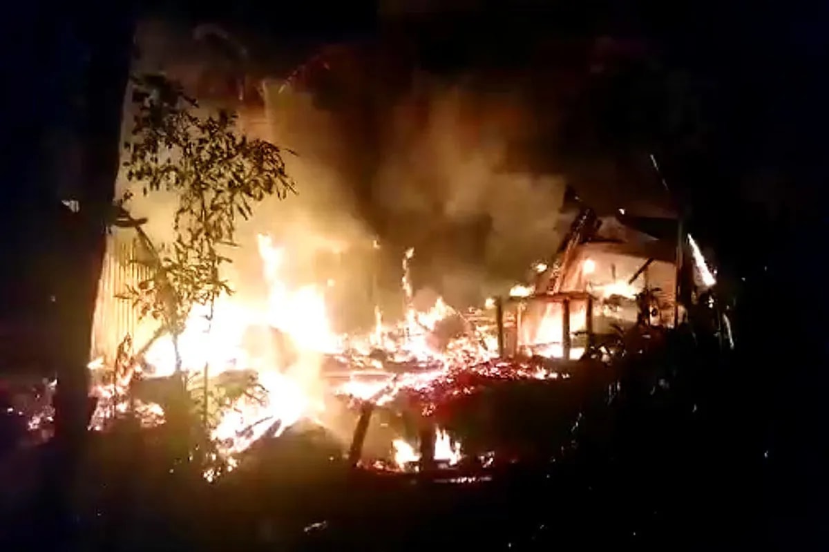 3 batang magkakapatid patay matapos ma-trap sa sunog sa Iloilo | ABS ... 3 batang magkakapatid patay matapos ma-trap sa sunog sa Iloilo | ABS ...