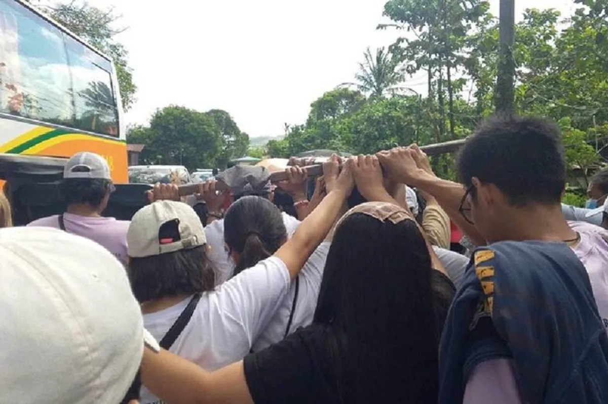 Mga namamanata naglakad nang 6 na oras sa Siniloan, Laguna | ABS-CBN News