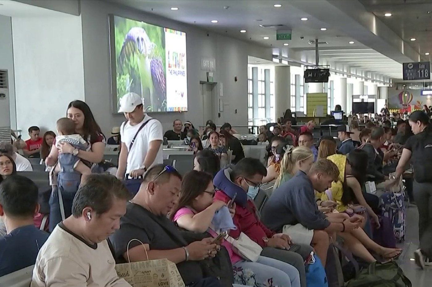 Holy Week 2024: Mga biyahero dumarami na sa mga paliparan, pantalan | ABS-CBN News