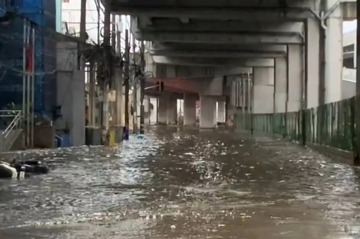 Overnight rains cause floods in QC | ABS-CBN News
