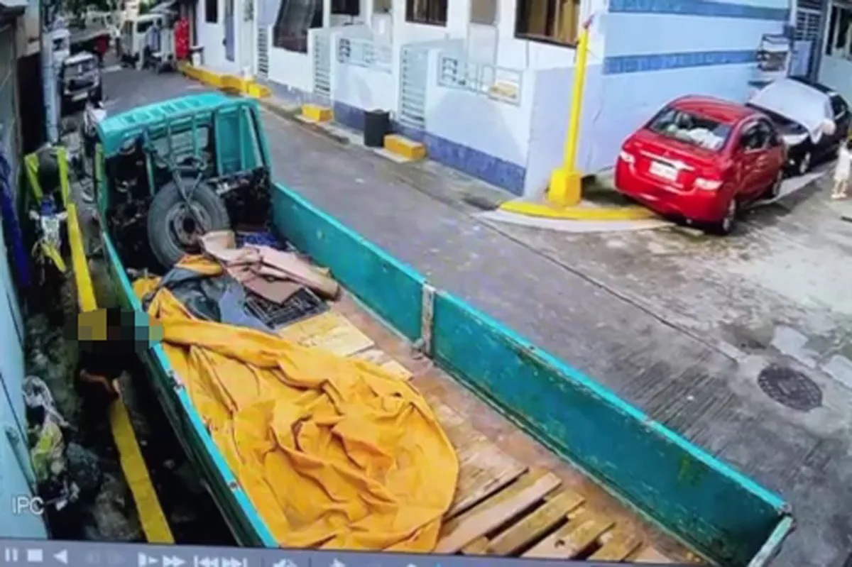 SAPUL SA CCTV: Lalaki, ninakaw ang baterya ng trak sa Tondo | ABS-CBN News SAPUL SA CCTV: Lalaki, ninakaw ang baterya ng trak sa Tondo | ABS-CBN News