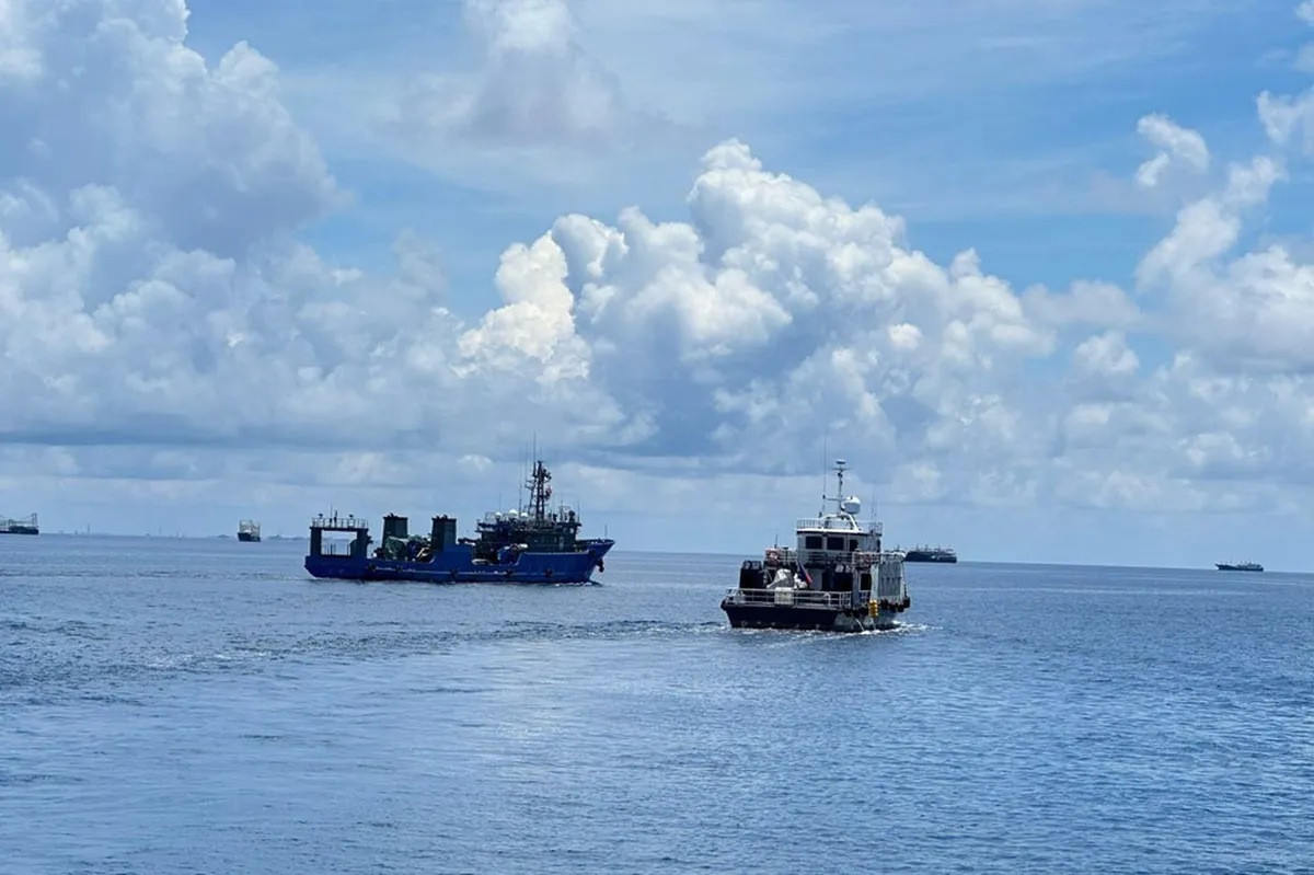 Barko ng BFAR na namamahagi ng ayuda sa mga mangingisda, pinalibutan ng mga barko ng China | ABS ...