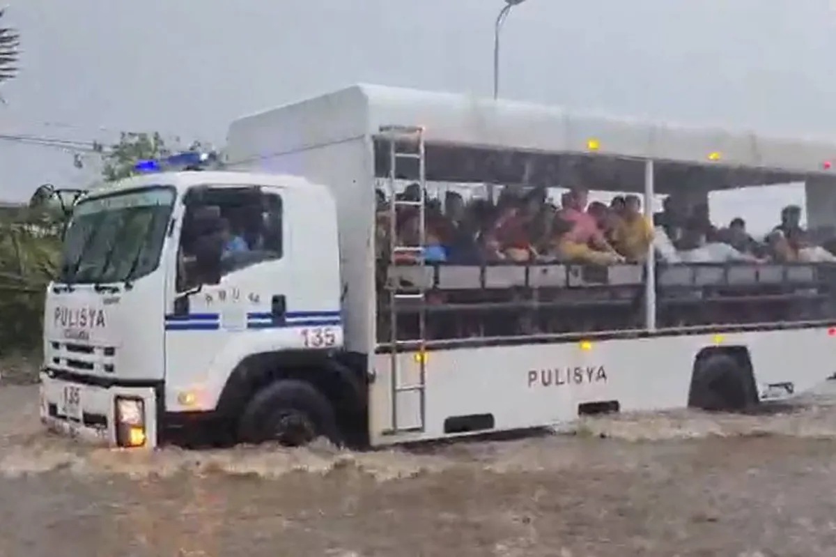 #AghonPH: PNP rescue operation at Barangay Dalahican, Lucena | ABS-CBN News