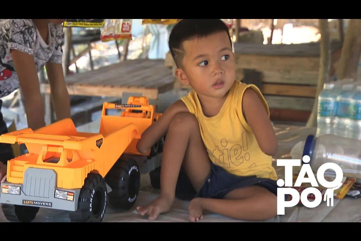 'Tao Po': Batang walang mga kamay, katuwang ng ina sa paghahanap-buhay ...