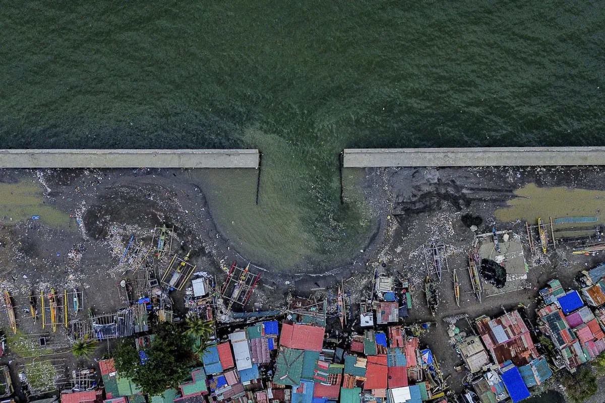 Philippines begins transfer of oil cargo from sunken tanker | ABS-CBN News