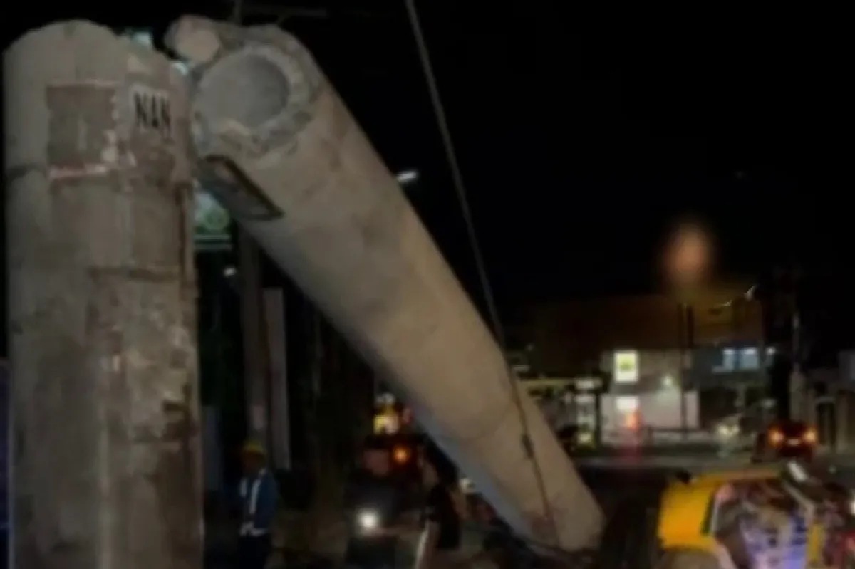 Poste nabali, bumagsak nang mahila ng 10-wheeler sa Sumulong Highway ...