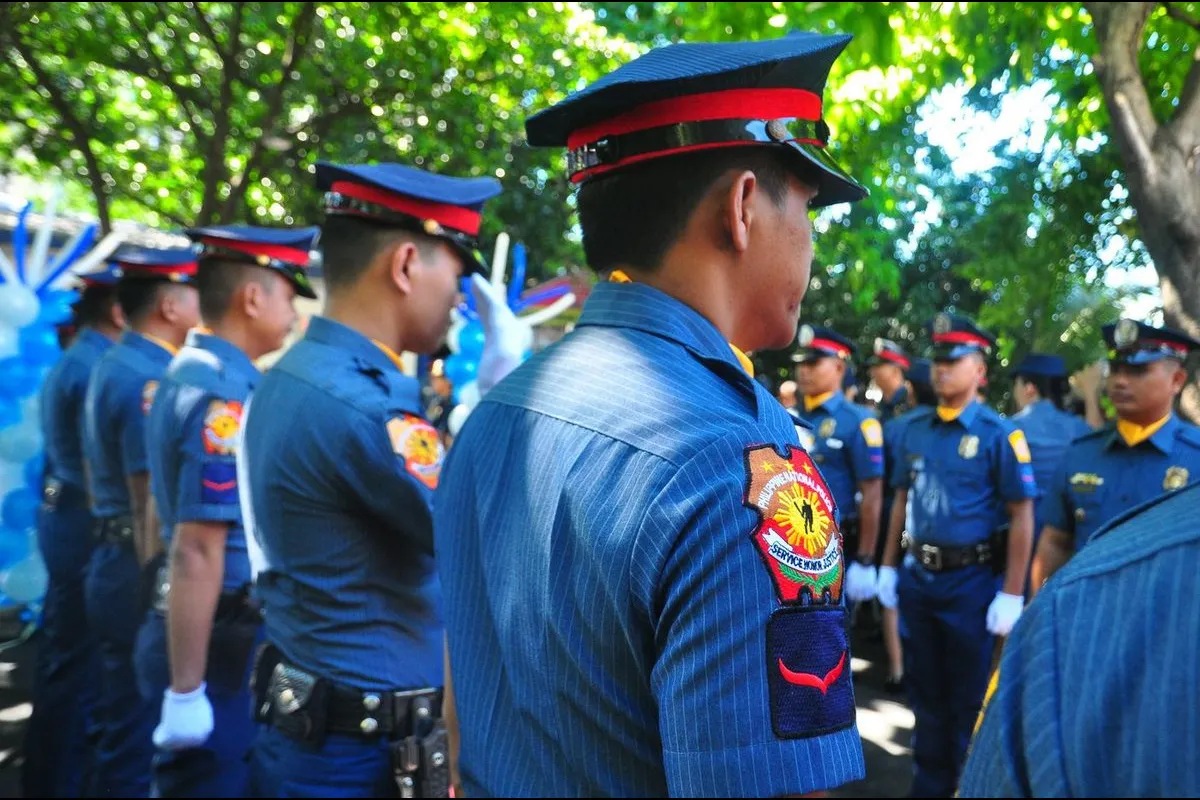 ‘Hindi po tayo alalay’: Pagiging taga-payong ng mga pulis, ipinagbawal ...