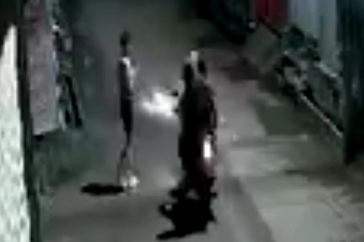 PANOORIN: Panghoholdap sa isang lalaki sa Davao City, sapul sa CCTV ... PANOORIN: Panghoholdap sa isang lalaki sa Davao City, sapul sa CCTV ...